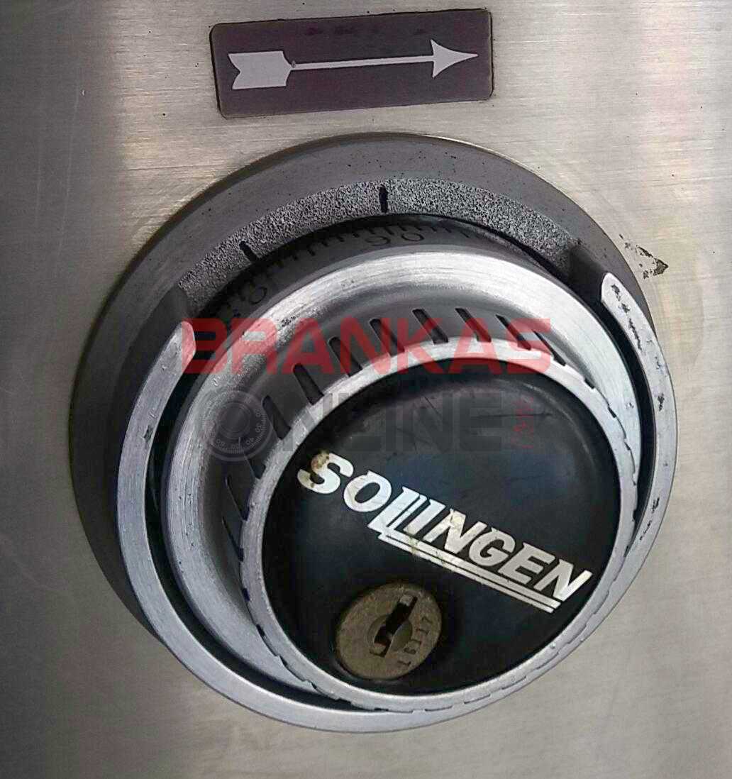 Lambang Anak Panah di Atas Putaran Nomor Kombinasi Brankas ...